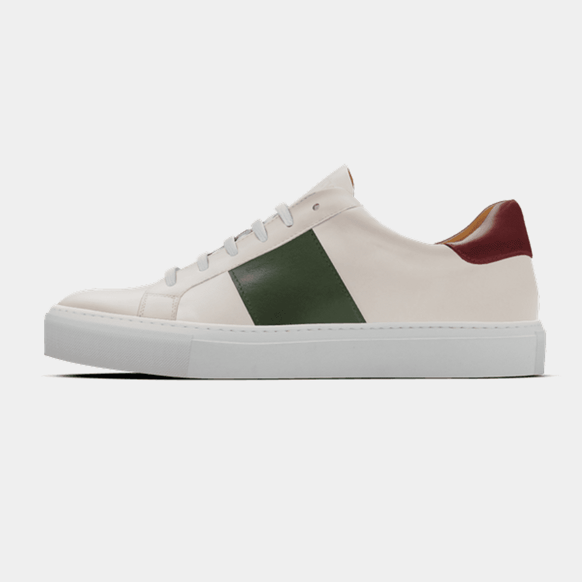 Sneaker de piel blanco roto, verde y burdeos con franja lateral contrastada