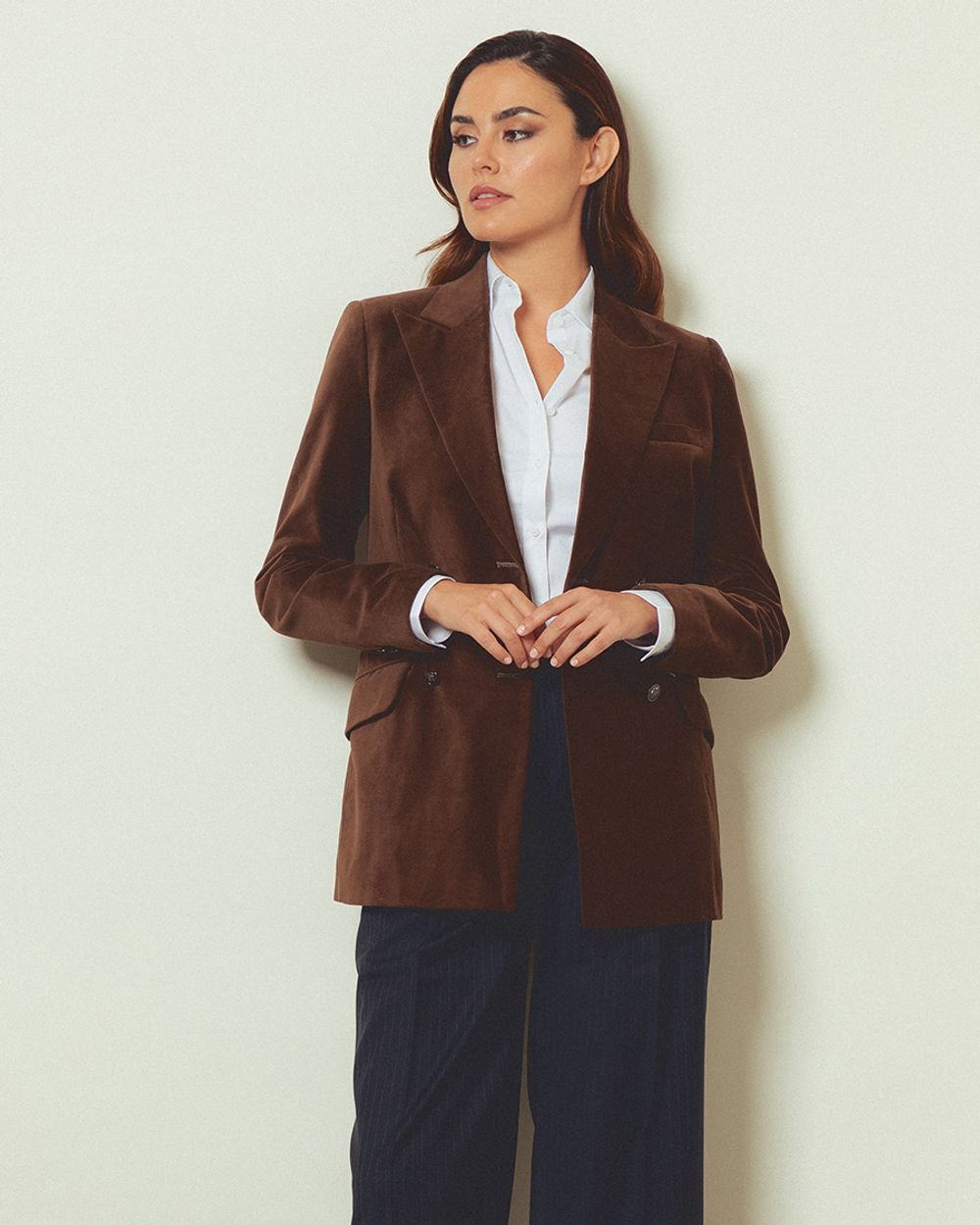 How to Dress a Big Bust: Do's and Don'ts - Sumissura