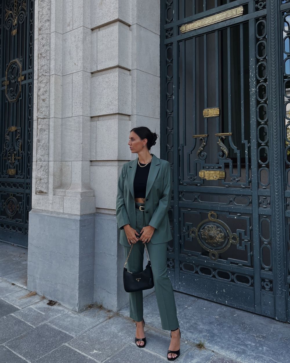 Traje Verde Oliva con Top Corto Negro | Sumissura