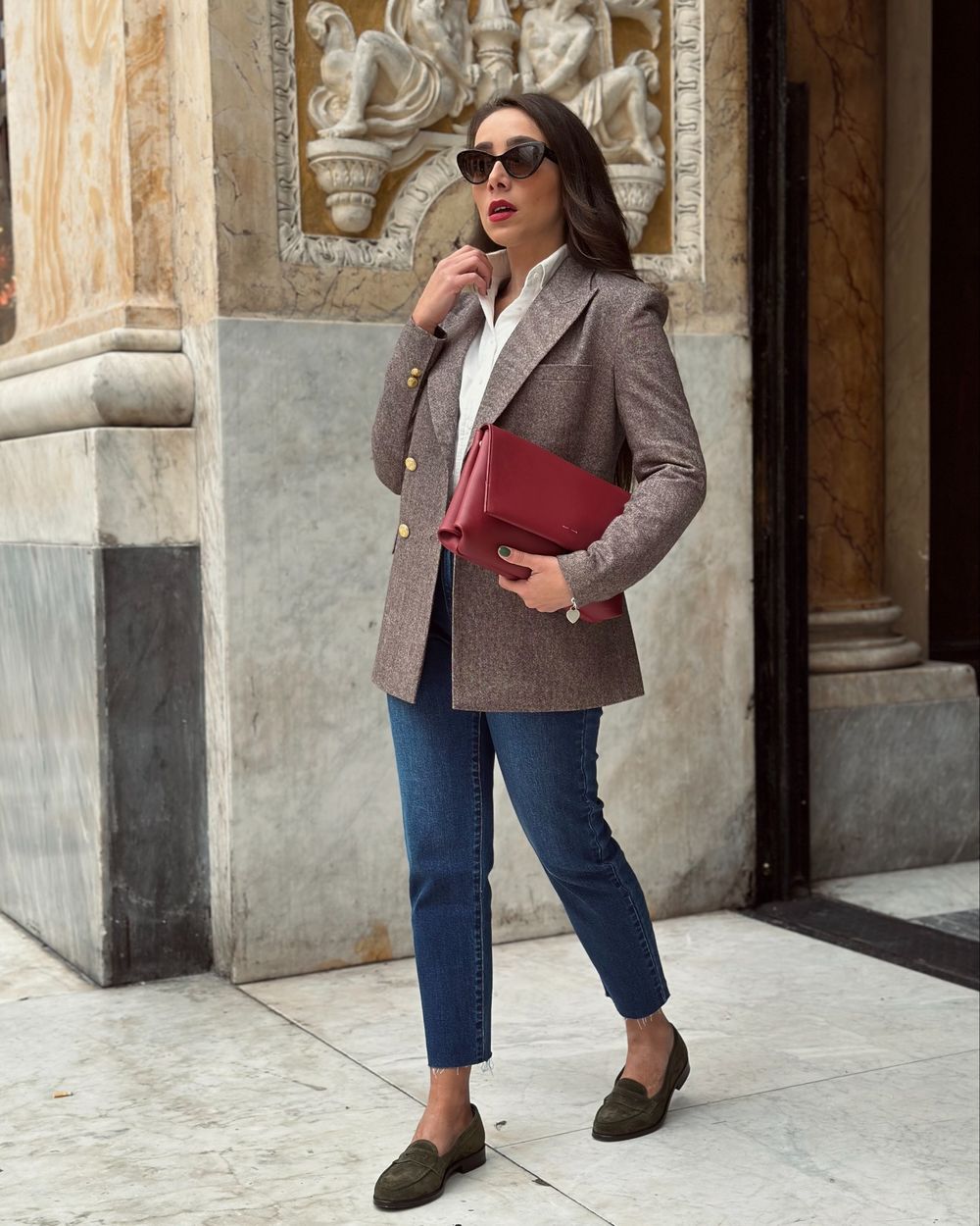 How to Dress Like an Executive Woman: Power Dressing Tips to Make an Impact