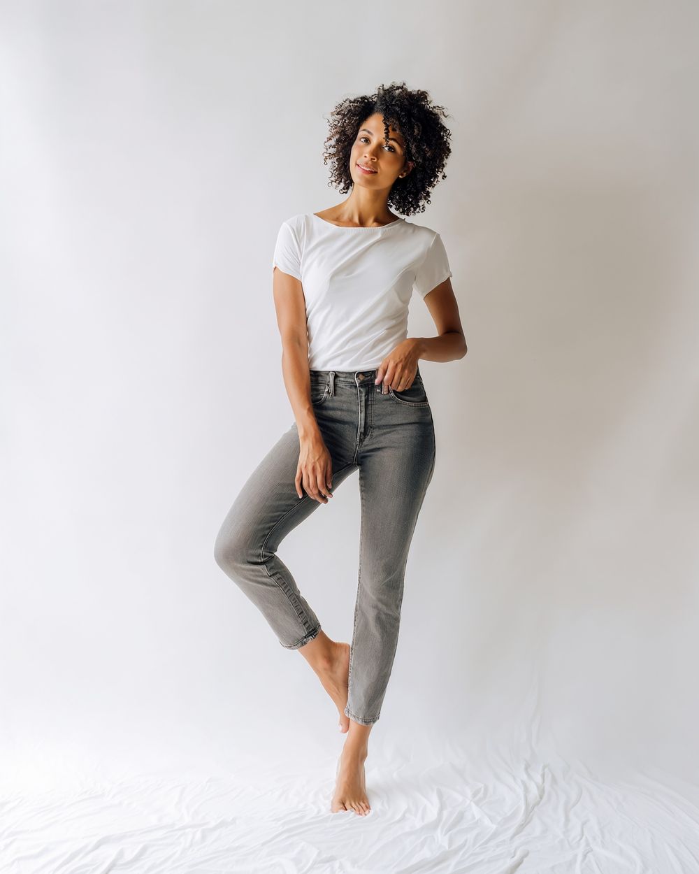 Camiseta Blanca de Cuello Redondo con Jeans Grises de Tiro Alto | Sumissura