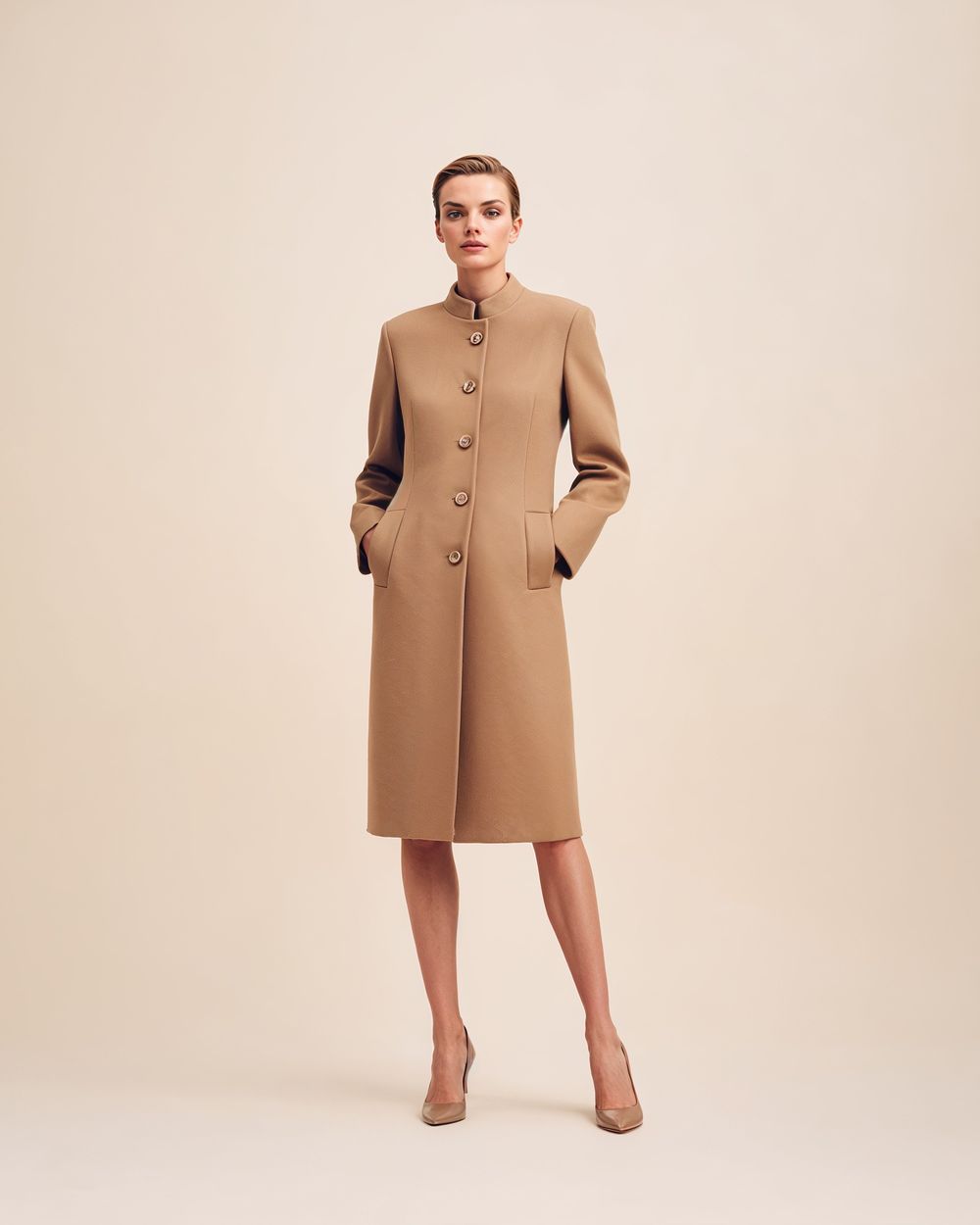 Abrigo de Lana Gris con Jersey de Cuello Alto Negro y Sombrero de Ala Ancha | Sumissura