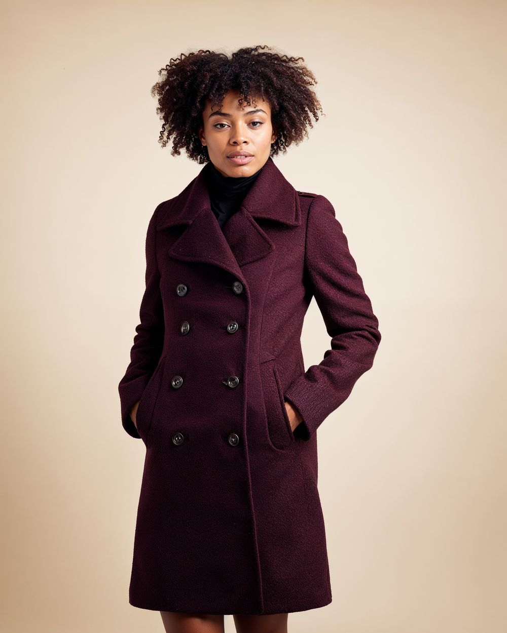 Abrigo de Lana Burdeos Cruzado con Jersey de Cuello Alto Negro | Sumissura