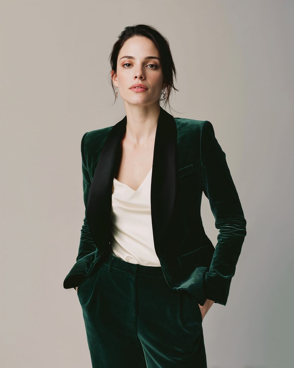 Smoking en Velours Vert Profond avec Blouse Ivoire | Sumissura