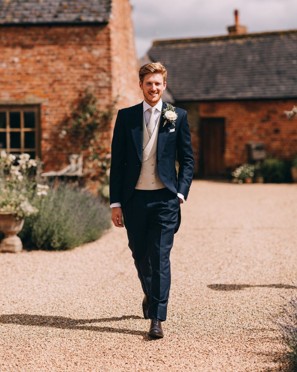 Chaqué Azul Marino con Chaleco Marfil y Pantalones de Raya Diplomática ...