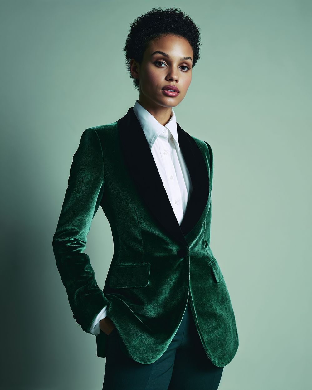 Esmoquin de Terciopelo Verde Bosque con Camisa Blanca | Sumissura