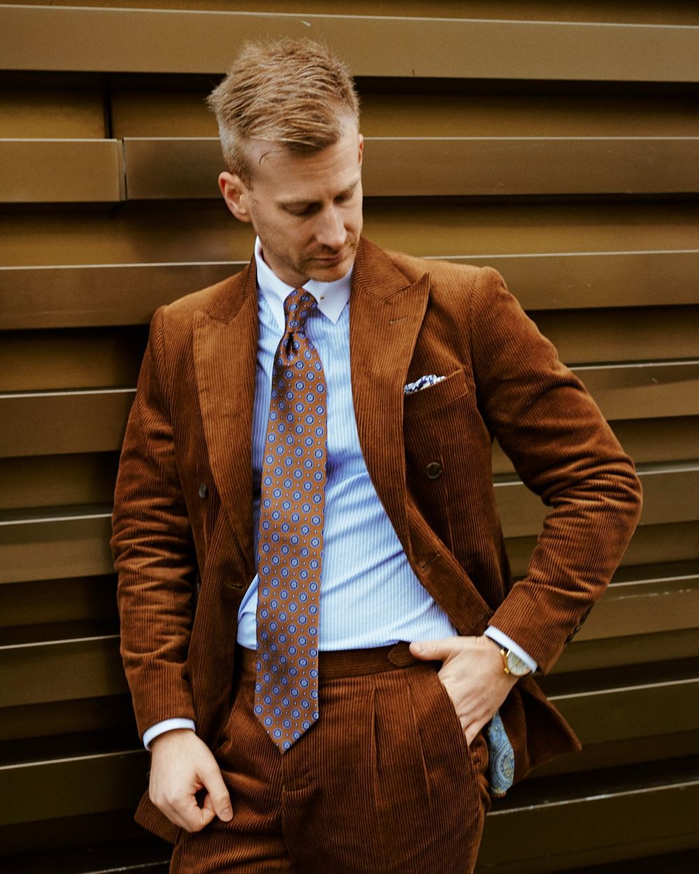 Traje Clásico de Pana Marrón con Camisa Azul | Hockerty