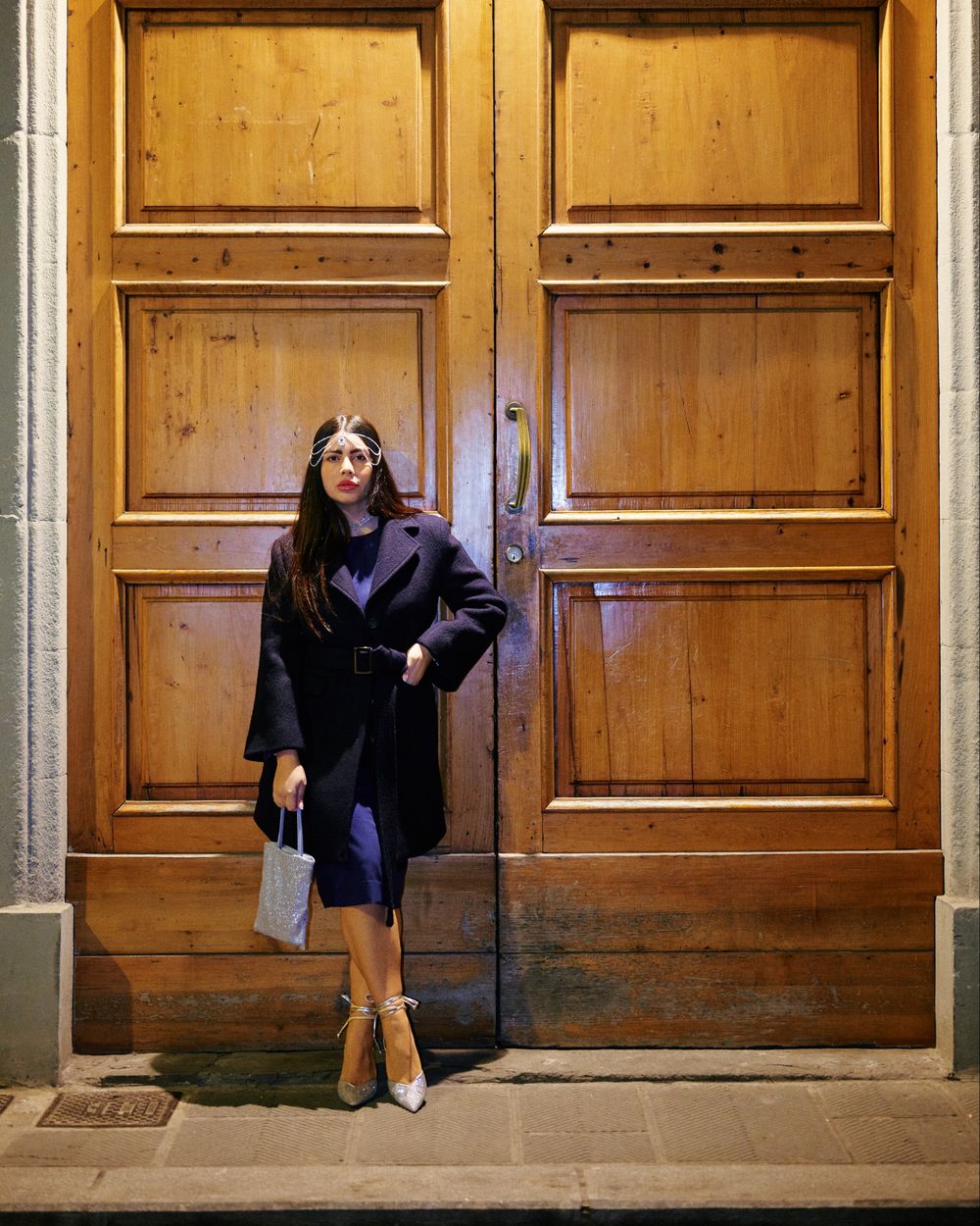 Abrigo Largo Blanco con Camisa Azul Marino y Vaqueros | Sumissura