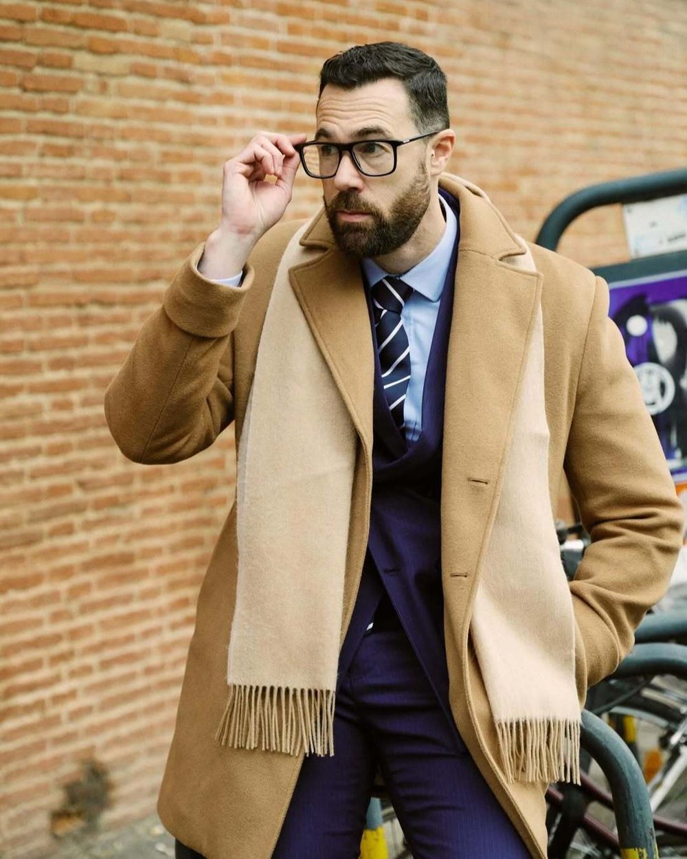 Abrigo de Lana Camel con Traje Azul Marino | Hockerty