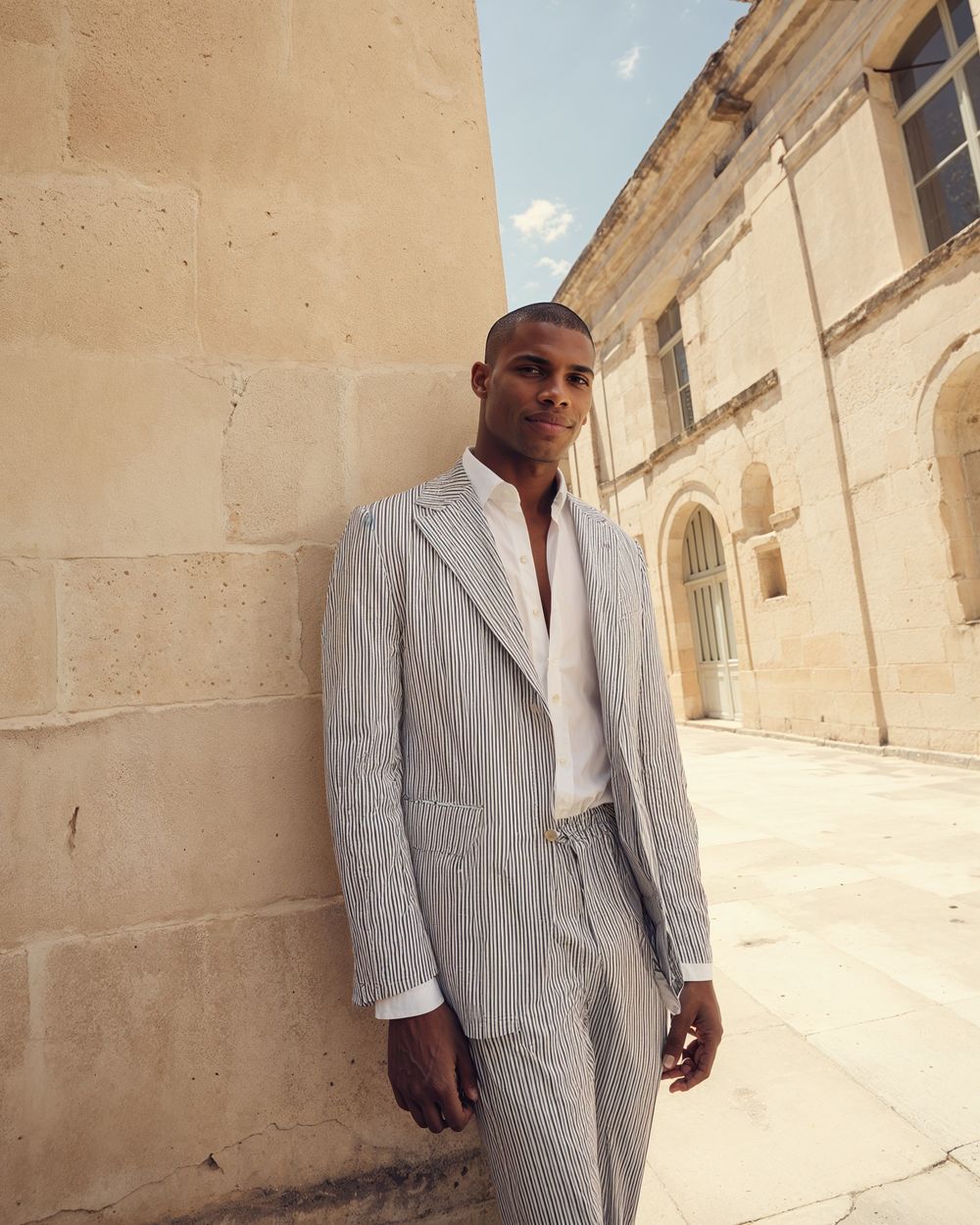 Traje a Rayas con Camisa Blanca de Cuello Abierto | Hockerty