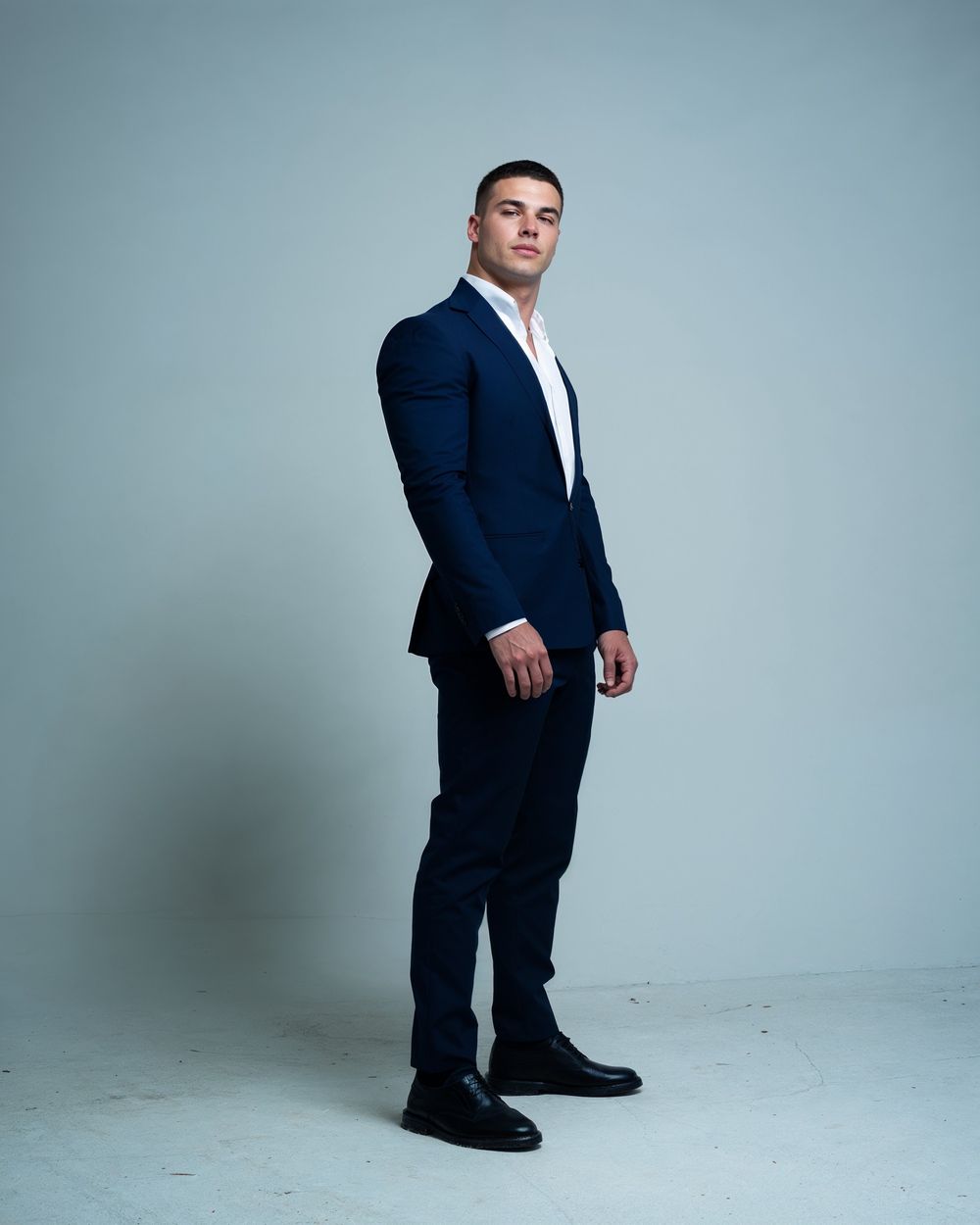 Traje Azul Marino con Camisa Blanca de Cuello Abierto | Hockerty