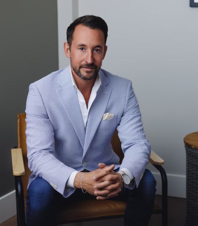 Pink suit with a pastel-colored linen vest | Hockerty